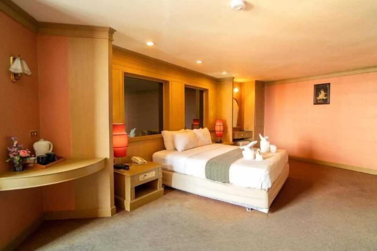 1 quarto, cofres nos quartos, escrivaninha, cortinas blackout