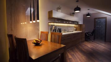 Apartamento Deluxe, 2 quartos, sauna (private sauna) | Cozinha privada | Um frigorífico, um micro-ondas, uma cafeteira/bule
