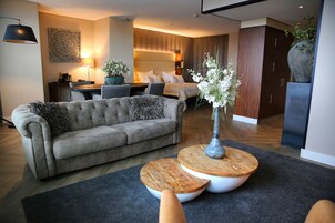 Suite Júnior | Sala | Televisor LCD de 55 polegadas com canais por cabo, televisor 