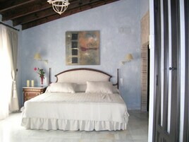 Minibar, cofre no quarto, cortinas/cortinados opacos