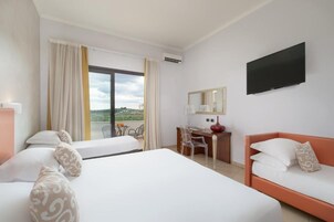 Minibar, cofre no quarto, secretária, quartos insonorizados 