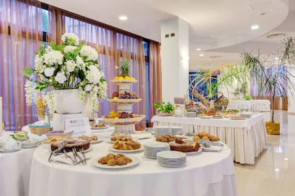Café da manhã com buffet grátis