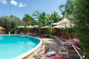 Piscina exterior, guarda-sóis, espreguiçadeiras 