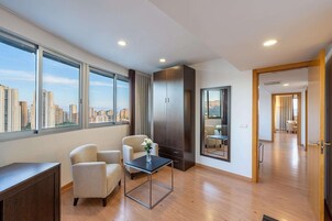 Camas com colchões de espuma com sistema de memória, frigobar