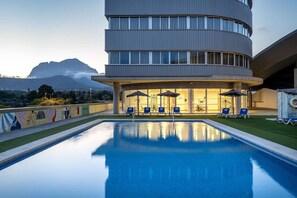 Piscina externa, espreguiçadeiras