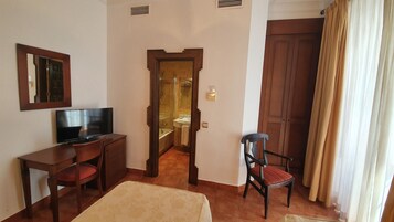 Quarto casal ou duplo, vista para a cidade | Cofres nos quartos, escrivaninha, cortinas blackout, berços grátis