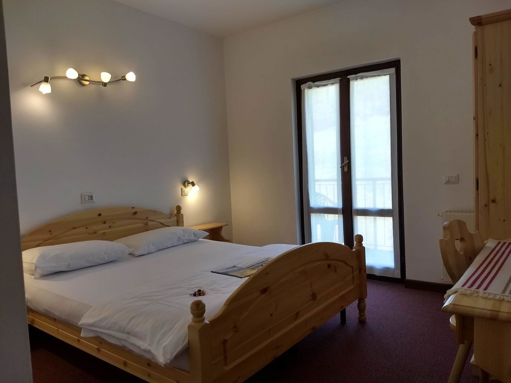 Edredons de pluma, escrivaninha, Wi-Fi de cortesia, roupa de cama