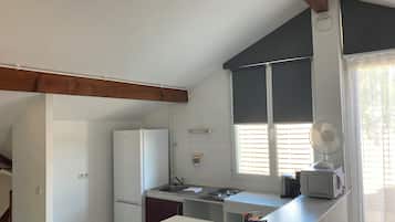 Appartement 2 chambres duplex 6 personnes | Cozinha privada | Geladeira, micro-ondas, talheres/pratos/utensílios de cozinha