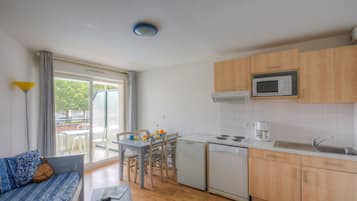 Um frigorífico, um micro-ondas, uma placa de cozinha