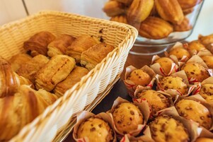 Pequeno-almoço tipo buffet diário mediante uma taxa