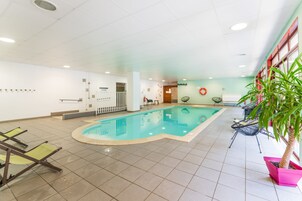 Piscina interior, espreguiçadeiras