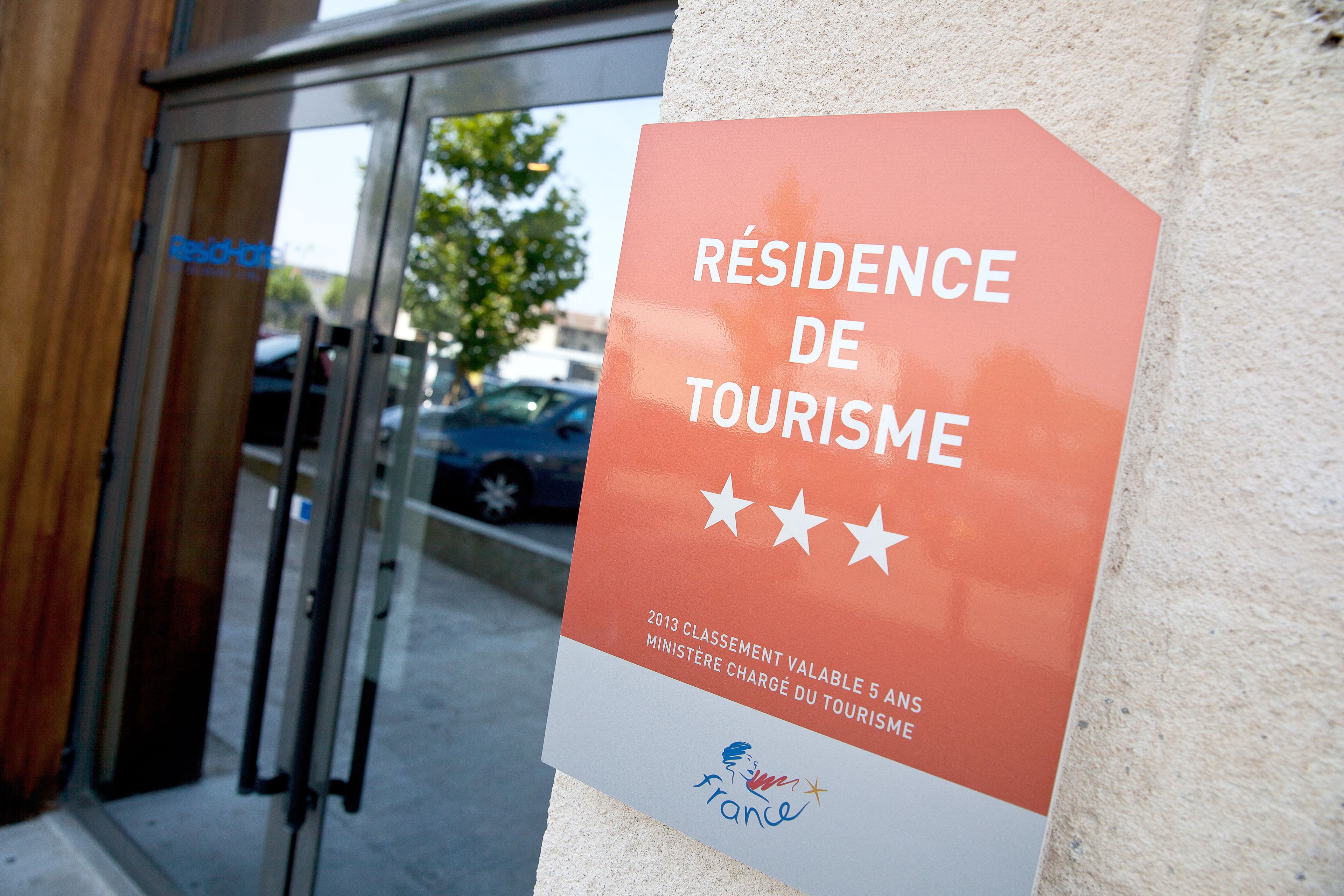 Placa indicando um estabelecimento de turismo classificado em 2013, com o logotipo da França.
