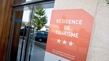 Placa indicando um estabelecimento de turismo classificado em 2013, com o logotipo da França.