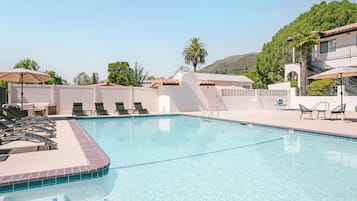 Piscina exterior, da(s) 9:00 à(s) 22:00, guarda-sóis, espreguiçadeiras