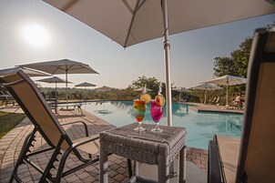 Piscina externa, espreguiçadeiras