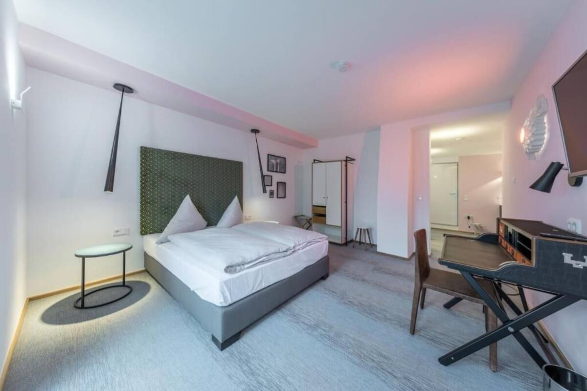Roupas de cama antialérgicas, cofres nos quartos, escrivaninha