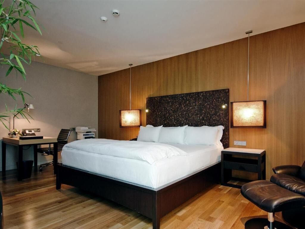 Minibar grátis, cofre no quarto, secretária, cortinas/cortinados opacos 