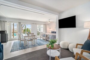 Apartamento, 3 quartos (Hale) | Área de estar | TV