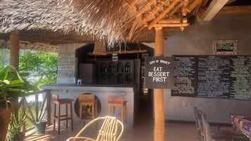 Pequenos-almoços, almoços, jantares servidos, com vista para a praia