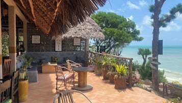 Pequenos-almoços, almoços, jantares servidos, com vista para a praia