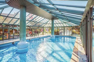 Piscina interior, guarda-sóis, espreguiçadeiras