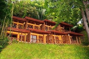 Frigobar, cofres nos quartos, escrivaninha