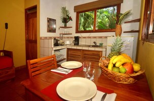 Villa Familiar | Cozinha privada | Um frigorífico, um micro-ondas (a pedido), uma cafeteira/bule
