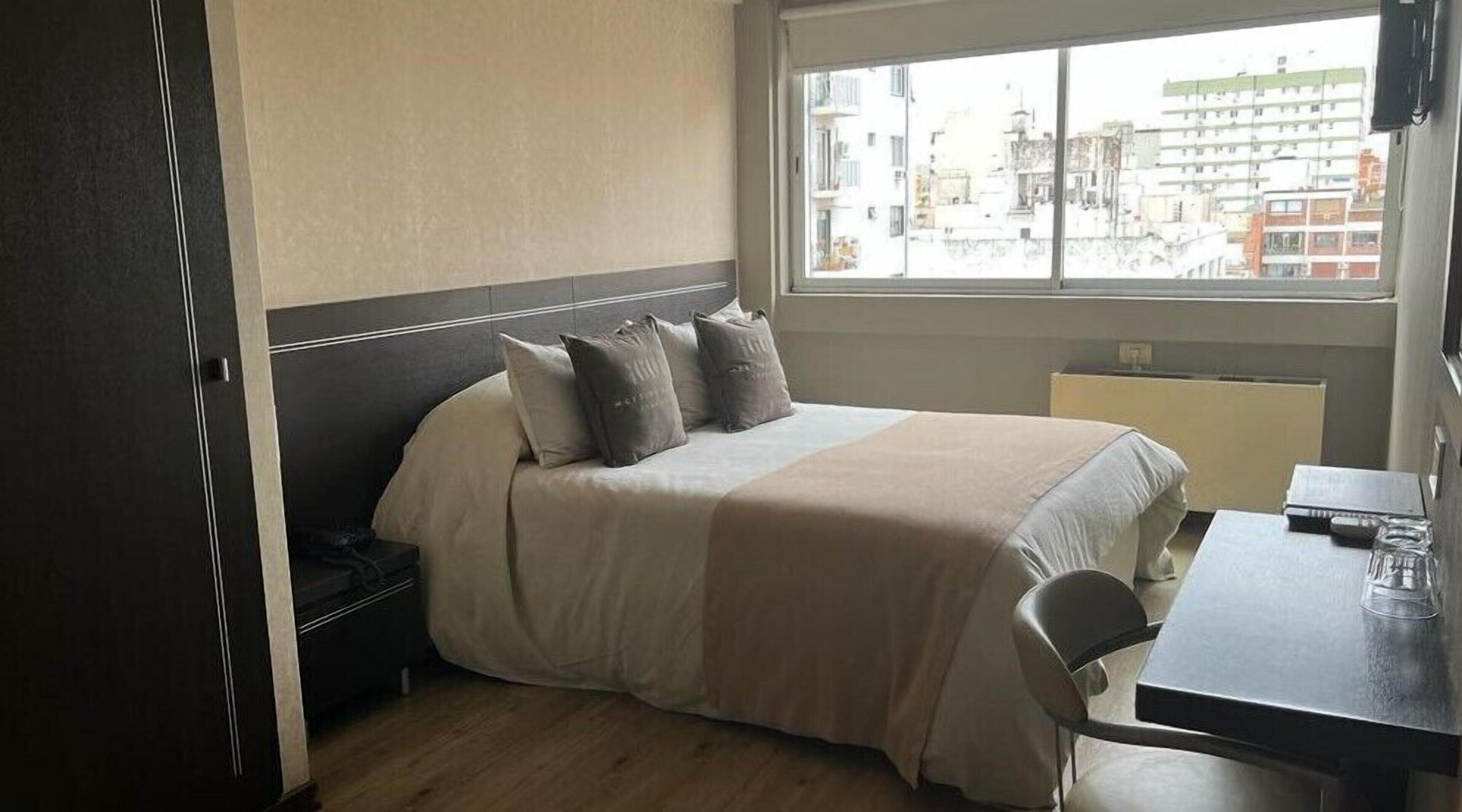 Roupa hipoalergénica, minibar, cofre com capacidade para portátil 