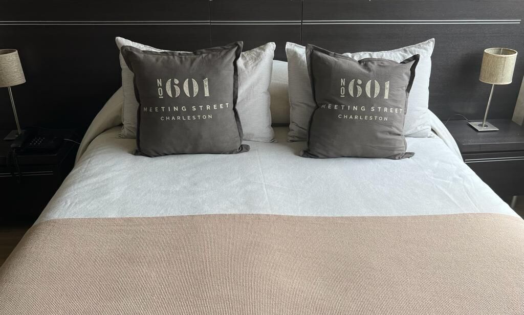 Roupa hipoalergénica, minibar, cofre com capacidade para portátil 