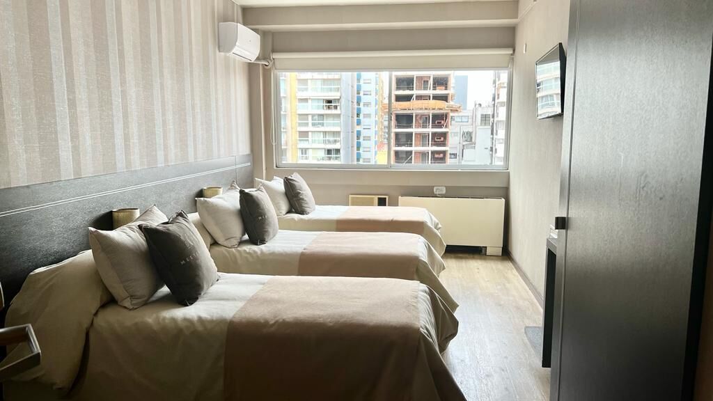 Roupa hipoalergénica, minibar, cofre com capacidade para portátil 