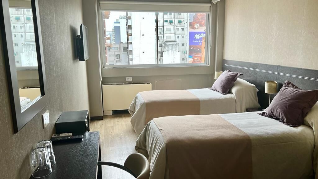 Roupa hipoalergénica, minibar, cofre com capacidade para portátil 