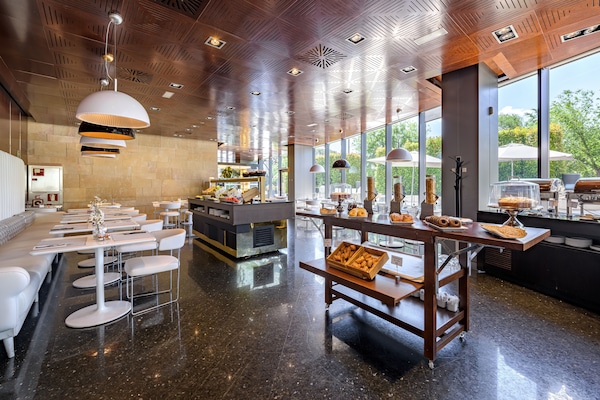 Café da manhã com buffet diário (EUR 18 por pessoa)