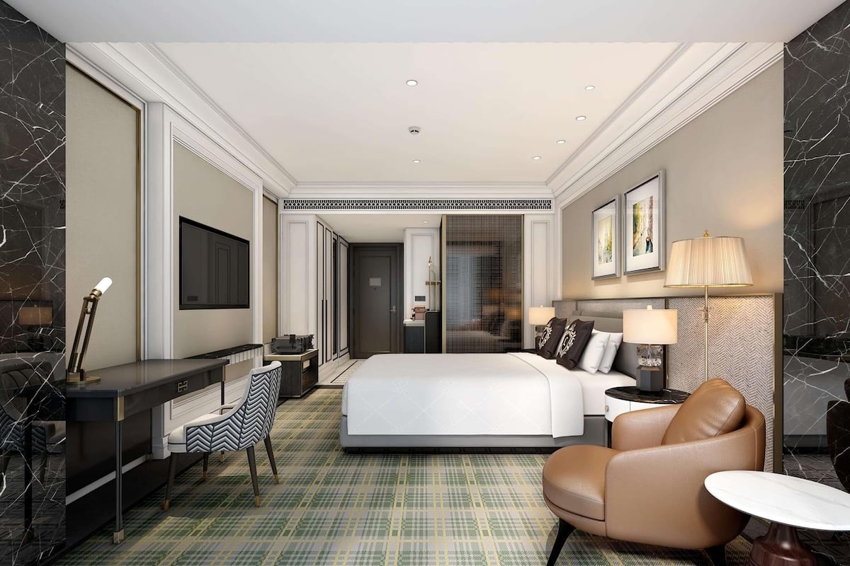 Quarto Deluxe, 1 cama king-size, acesso ao Club Lounge (Executive, High Floor) | Roupa de alta qualidade, edredões de penas, minibar