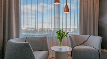 Frigobar, cofres nos quartos, escrivaninha