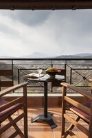 Quarto triplo, vista para a montanha | Sacada