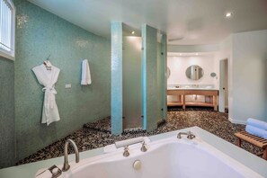 Suite, 1 cama king-size (Junior Suite) | Casa de banho | Produtos de higiene exclusivos, um secador de cabelo, roupões, chinelos 