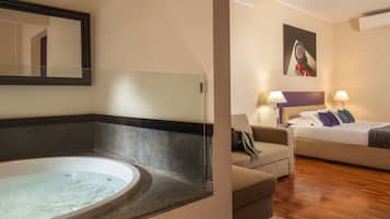Suíte, banheira de hidromassagem | Banheiro | Chuveiro, chuveiro com efeito de chuva, secador de cabelo, bidê