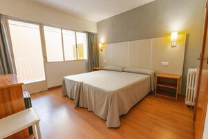 Edredões de penas, minibar, cofre no quarto, secretária 