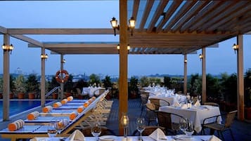 2 restaurantes, cozinha local e internacional