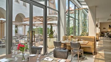 Pequenos-almoços, almoços, jantares servidos, cozinha internacional
