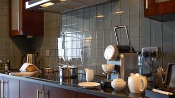 Quarto, 3 quartos (Residence with Private Jacuzzi) | Cozinha privada | Um frigorífico, um micro-ondas, um forno, uma placa de cozinha