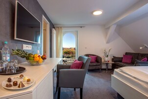 Roupa hipoalergénica, minibar, cofre no quarto, secretária 