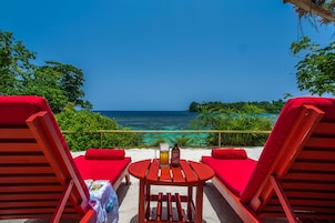 Perto da praia, areia branca, barracas de praia de cortesia 