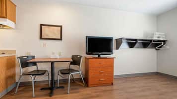 Estúdio Deluxe, 1 cama de casal e sofá-cama, não fumadores, frigorífico e micro-ondas | Secretária, secretária adequada para computadores portáteis