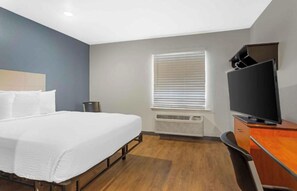 Quarto, 1 cama de casal, banheira adaptada para pessoas com dificuldades motoras (Kitchen) | Secretária, secretária adequada para computadores portáteis 