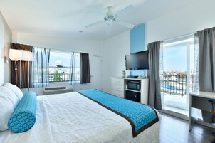 Quarto superior, 1 cama King, vista para o mar | Roupas de cama premium, escrivaninha, ferros/tábuas de passar roupa