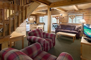 Queen Loft Cabin, 3 Twins, Kitchen | Sala de estar | Televisor de ecrã plano de 35 polegadas com canais por cabo, televisor