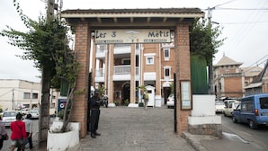 Entrada de um hotel com uma placa indicando