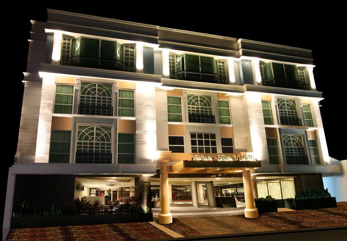 Crown Regency Hotel Makati Reviews, Deals & Photos 2026 - Expedia