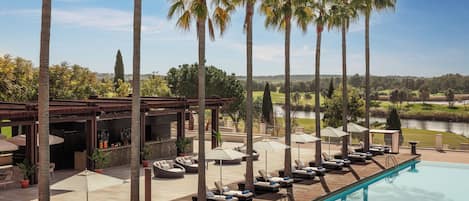 Piscina interior, 2 piscinas exteriores, toldos gratuitos, guarda-sóis